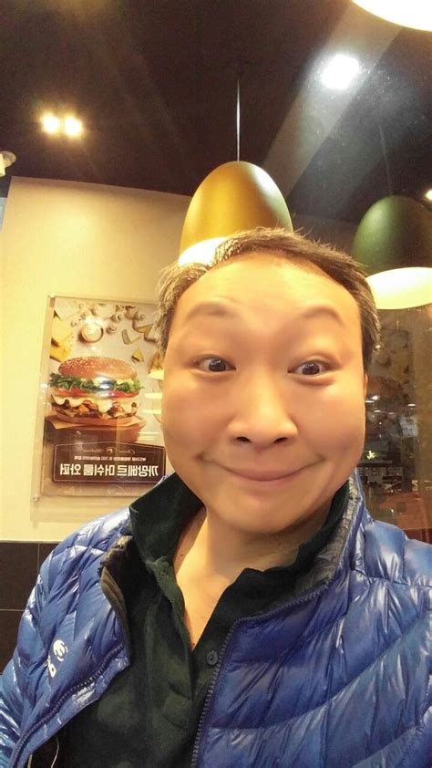 집에 가는길에 햄버거집에 들려 가족들을 위해 햄버거 구매 평소엔 맥도널드 를 먹었지만 아직 먹어보지 않은 버거킹 을 먹어