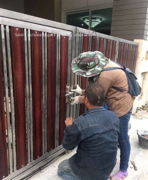 ประตูโครงสแตนเลสสลับอลูมิเนียมลายไม้