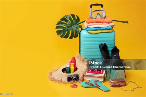 노란색 배경에 여행 가방 옷 및 해변 액세서리 텍스트를 위한 공간 여름방학 여행 가방에 대한 스톡 사진 및 기타 이미지 여행 가방 붐비는 바다 Istock