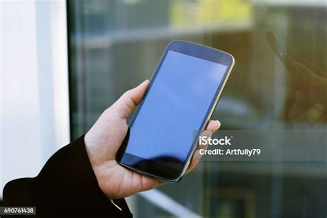 근접 촬영 손 잡고 휴대 전화를 사용 하 여 또는 도시에서 Smartphone에서 뉴스를 읽고 개념과 주제에 대한 스톡 사진 및