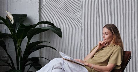 의자에 앉아 책을 읽는 사람 사진 Unsplash의 독서 이미지