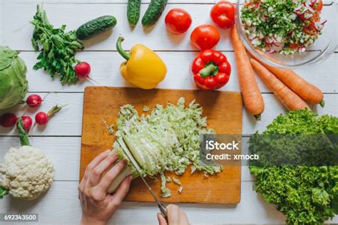 여자 손 절단 신선한 Pekin 나무도 마 보드 오버 헤드 상단 보기에 양배추 화이트 테이블 배경입니다 건강 한 요리 개념입니다 주위 야채입니다 음식 재료에 대한 스톡 사진