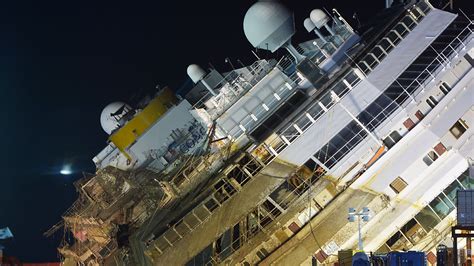 Tras El Naufragio Enderezan Al Costa Concordia Infobae