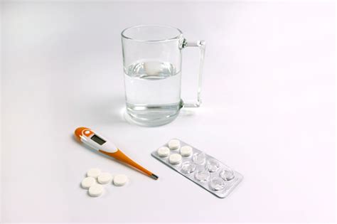 독감과 감기에 해열제를 복용합니다 정제 체온계 물 한 잔 급성 호흡기 질환 치료 감기와 독감에 대한 스톡 사진 및 기타 이미지 감기와 독감 개념 건강관리와 의술