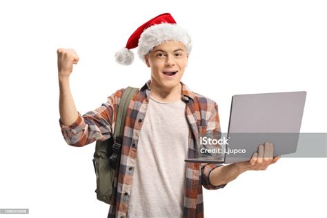 노트북을 들고 손으로 몸짓을하는 산타 클로스 모자를 가진 행복한 학생 크리스마스에 대한 스톡 사진 및 기타 이미지 크리스마스 노트북 대학교 Istock