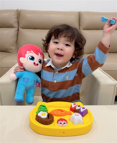 견소연 Aka 뽀랑맘 협찬 핑크퐁스토어 😋🍽️🩵🩷 새친구 베베핀이랑 나한입😋너한입😋 요즘 역할놀이에 푹빠진 뽀랑이 베베핀 챙겨다니면서 맘마도 먹여주고 가게놀이도