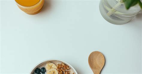 건강한 견과류 과일 귀리 균형 잡힌 식단 꽃 나무 숟가락 다이어트 모던 다이닝 미니멀리스트 바나나 밝은 톤 블루베리 비건 채식 비타민 섬유