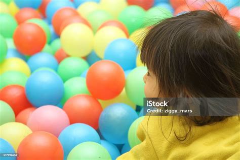 분재 아기 여자아이 게임하기 In 볼풀 1년 이내 12 17 개월에 대한 스톡 사진 및 기타 이미지 12 17 개월 12