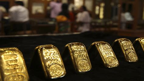 Gold Price Increases By Rs100 Per Tola Business Dunya News