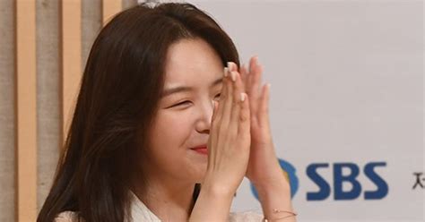 T포토 방민아 귀여운 물개 박수