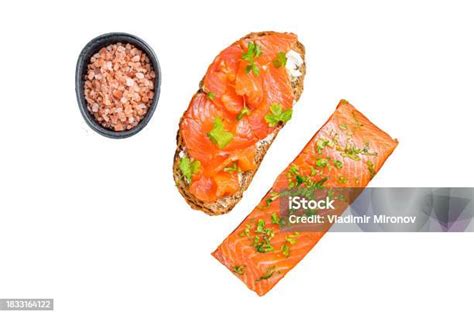 차가운 훈제 연어 필레 향신료를 곁들인 오픈 샌드위치 토스트 고립된 흰색 배경입니다 건강한 생활방식에 대한 스톡 사진 및 기타 이미지 건강한 생활방식 건강한 식생활