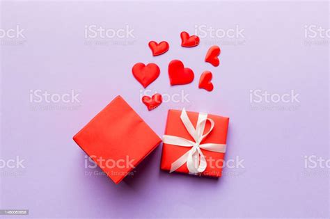 해피 발렌타인 데이 는 작은 마음으로 하트 모양 선물 상자를 열어 색깔의 배경 발렌타인 데이 카드 최고 보기 개념 0명에 대한 스톡 사진 및 기타 이미지 Istock