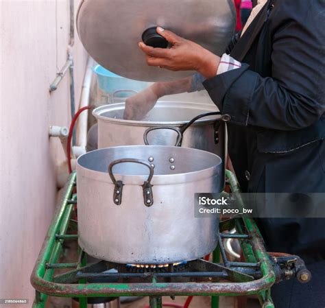 가스 렌지 야외 부엌 거대한 냄비 배고픈 사람들에게 먹이를 주는 자선 행사에서 요리하는 자원 봉사 아프리카 여성 30 39세에 대한 스톡 사진 및 기타 이미지 Istock
