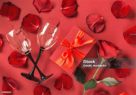 발렌타인 데이 또는 어머니의 날 개념 빨간 배경 상단보기에 꽃 장미 꽃잎과 와인 잔빨간 선물 상자 개념에 대한 스톡 사진 및 기타 이미지 Istock