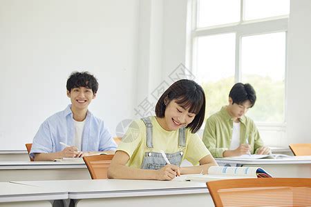 教室里的大学生认真学习高清图片下载 正版图片507711503 摄图网