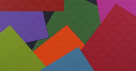 서로 다른 색의 종이 더미가 서로 겹쳐져 있습니다 사진 Unsplash의 종이 이미지