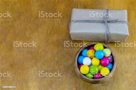 나무 그릇을 자연 밧줄으로 축제 상자 소박한 스타일 크 래 프 트 종이 나무 배경 축제 디자인에 화려한 캔디 라운드 갈색에 대한 스톡 사진 및 기타 이미지 Istock