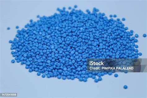파란색 플라스틱 폴리머 과립의 클로즈업 폴리머 플라스틱 복합 폴리머 Pvc 수지 화합물 사출 성형 공정을위한 착색 플라스틱 과립 Pcr 장치에 대한 스톡 사진 및 기타