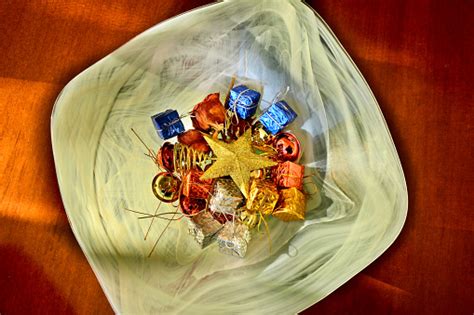 크리스마스 장식과 붉은 말린 장미는 아름 다운 대리석 스타일 크리스탈 그릇에 장소 테이블 센터 피스 0명에 대한 스톡 사진 및