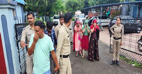 Indore 6 कॉलगर्ल्स के साथ पकड़े गए 2 ग्राहक भले लोगों की बस्ती में