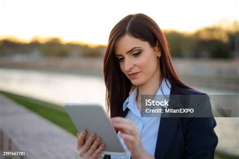 현대적인 도시 배경 근처에서 야외에서 태블릿을 사용하여 웃는 사업가 계획에 대한 스톡 사진 및 기타 이미지 계획 긍정적인