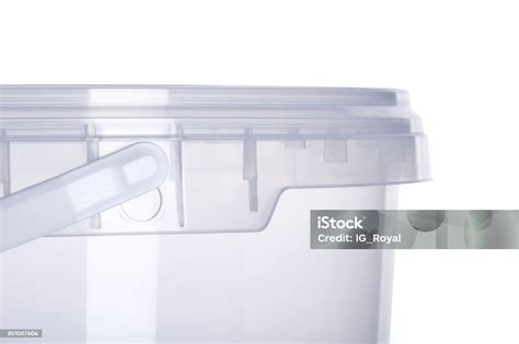 투명 한 뚜껑 흰색 배경 음식 플라스틱 상자 흰색 제품 포장 재료 또는 페인트 접착제 밀봉 뇌관에 대 한 절연 플라스틱 용기와 투명 한 플라스틱 물통 0명에 대한 스톡 사진