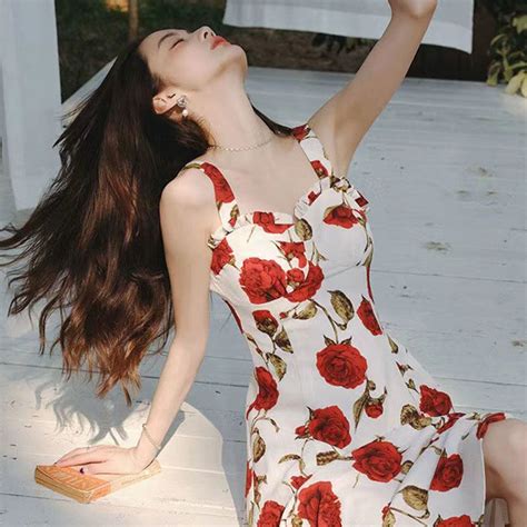 เดรสลายดอกสีแดง กระโปรงพลีท ดีไซน์เล็กๆ เอวบาง เดรสยาวรัรูปผ้านิ่มใส่