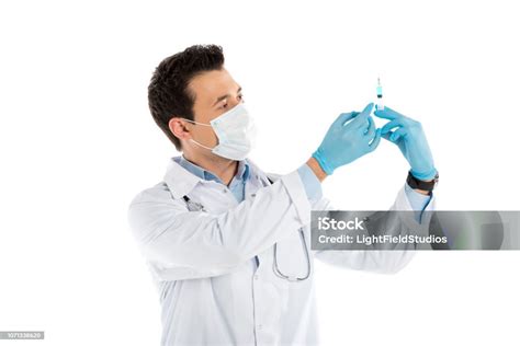 고무 장갑과 마스크 흰색 절연 주사기를 들고 있는 남성 의사를 집중 건강관리와 의술에 대한 스톡 사진 및 기타 이미지 건강관리와 의술 남자 메디케어 Istock