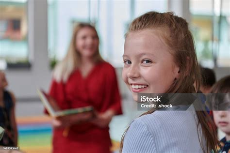 초등학교 또는 유치원에서의 독서 시간 초등학교 또는 유치원의 어린이들에게 책을 읽어주는 교사 유치원 교육의 개념 선택적 초점 교사 교육 관련 직업에 대한 스톡 사진 및 기타