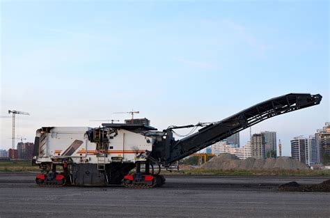 냉간 밀링 기계는 아스팔트 및 콘크리트 포장의 신속하고 고효율 제거에 사용됩니다 건설 산업에 대한 스톡 사진 및 기타 이미지 건설 산업 광업 교통수단 Istock