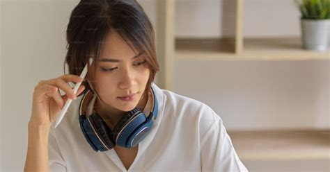 거실에서 디지털 태블릿과 노트북을 사용하는 동안 그녀의 일에 대해 생각하는 여성 노동자의 초상화 사진 Unsplash의 온라인 의사 이미지