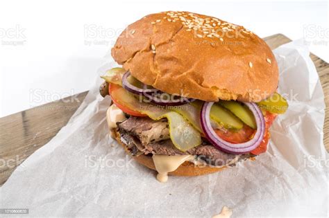 오래된 나무 판에 롤빵 치즈 샐러드 붉은 양파와 토마토로 구성된 맛있는 수제 버거 0명에 대한 스톡 사진 및 기타 이미지 0명 고기 굽기 Istock