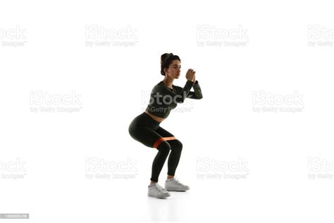 젊은 백인 여성 모델 행동 흰색 배경에 고립 된 운동 스포츠 운동 에너지 및 역동적이고 건강한 라이프 스타일의 개념 훈련 연습 20 24세에 대한 스톡 사진 및 기타 이미지