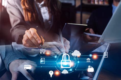 데이터를 보호하기 위한 사이버 보안 및 개인 정보 보호 개념 아이콘 및 인터넷 네트워크 보안 기술을 잠급합니다 가상 화면 인터페이스로 스마트 폰에서 개인 데이터를 보호하는