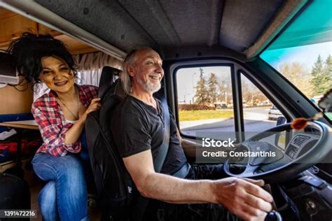 중성인 백인 결혼 한 부부는 캠핑카 밴으로 여행하는 동안 모험을 즐깁니다 2명에 대한 스톡 사진 및 기타 이미지 2명 50 54세 관광객 Istock