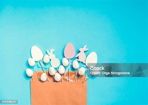 전통적인 장식부활절 수평 구성 밝은 파란색 종이 배경에 공예 종이 봉투에 장식 다채로운 계란과 토끼 나무 인물 0명에 대한 스톡 사진 및 기타 이미지 Istock
