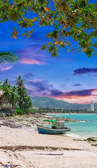 전경에서 보트와 푸켓 태국의 파통 해변 을 통해 다채로운 일몰 푸켓에 대한 스톡 사진 및 기타 이미지 푸켓 까론 해변 0명 Istock