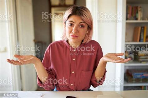 좌절 슬픈 젊은 여성 직원 분홍색 머리 집에서 작업 하는 집에서 동료와 그룹 화상 채팅에 참여 무력 한 제스처를 만들기 어깨를 으쓱 혼란 스러운 모습 여자에 대한 스톡 사진