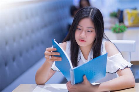 종이 응답 시트에 쓰기 연필 젊은 아시아 여성 학생의 초상화 교육에 대한 스톡 사진 및 기타 이미지 교육 귀여운 노트북 Istock