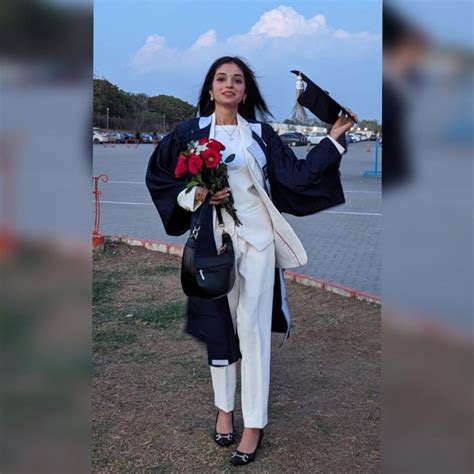 Faiza Samiuddin On Linkedin Iqrauniversity Graduated Newbeginnings