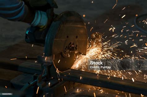 원형 톱 및 스파크 강재 절단 금속 노동자 원형 톱 전기 톱을 돌고 아 버 회전 모션을 사용 하 여 다른 재료를 잘라 이빨 또는 연마 디스크 또는 블레이드를 사용 하 여