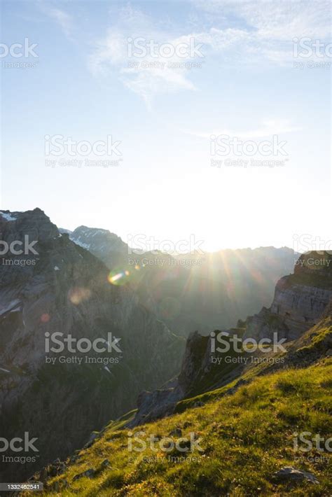 스위스 알프스의 봉우리에 놀라운 전망 세계에서 가장 아름다운 장소 중 하나에 아름다운 풍경 눈은 봉우리와 푸른 하늘을 덮었다 0명에 대한 스톡 사진 및 기타 이미지 Istock