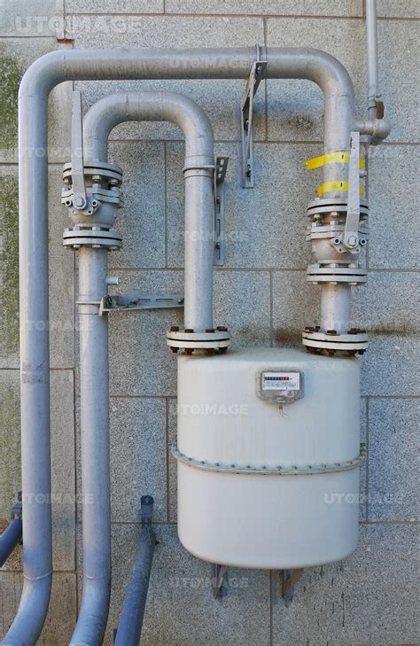 외부에 설치된 가스 계량기와 밸브들 유토이미지 상세페이지 베이직샵 사진 20543063