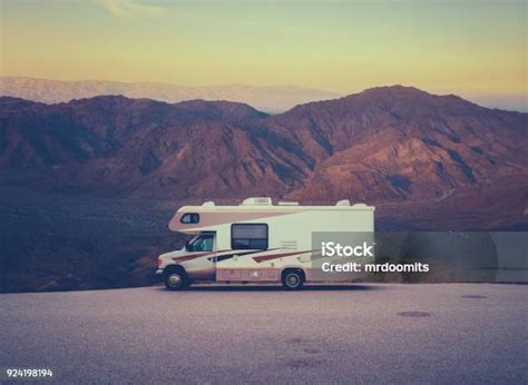 사막에서 레트로 Rv 캠프 캠핑카에 대한 스톡 사진 및 기타 이미지 캠핑카 캠핑 여행용 트레일러 Istock