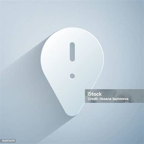 회색 배경에서 느낌표 아이콘이 격리된 용지 잘라낸 맵 포인터입니다 위험 경고 표지판 주의 주의 위험 경고 중요 한 표시 종이 아트 스타일 벡터 3차원 형태에 대한 스톡 벡터