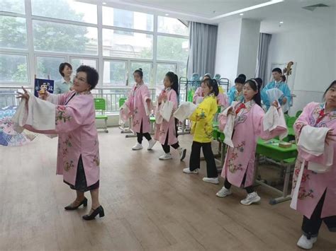 孩子们跟着老师学淮剧