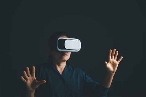 가상 현실의 안경을 쓴 여자 미래 기술 개념입니다 메타버스 기술 개념입니다 Vr 가상 현실 고글 미래 지향적 인 라이프 스타일 홈 오피스에서 가상 현실 헤드셋을 사용하는