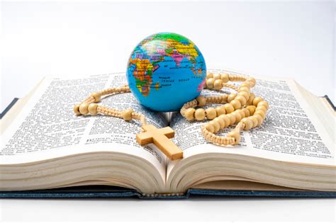 묵주 구슬과 지구본으로 성경 책을 펼쳤습니다 그것은 흰색 배경에 놓여 있습니다 하나님에 대한 믿음과 예배의 상징 0명에 대한 스톡 사진 및 기타 이미지 Istock