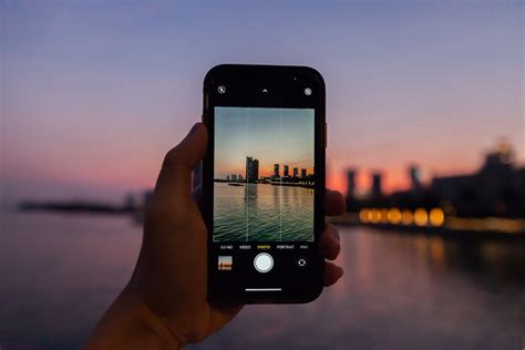 집 밖의 건물 고층 건물 골든 아워 광동 기술 도시 경관 도시 풍경 도시의 도시의 불빛 동아시아 디지털 이미징 디지털 화면 모바일 화면 물 반사