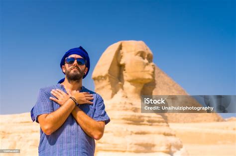 기자의 미라미드가 있는 파란색과 파란 터번을 입은 기자의 대스핑크스 근처의 젊은 관광객 카이로 이집트 35 39세에 대한 스톡 사진 및 기타 이미지 Istock